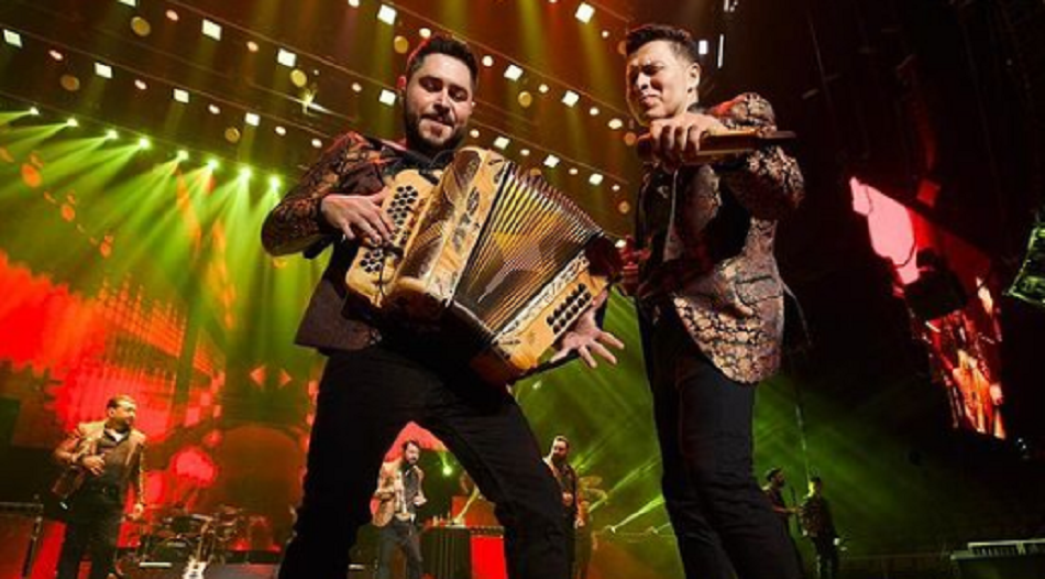 Banda MS y Edén Muñoz juntos en el Allstate Arena de Chicago ...