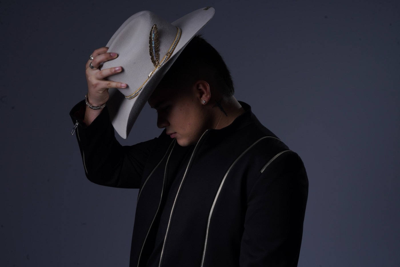 Diago Santiago lanza su EP 'Estoy Más Que Vivo' - ClaudiaPeralta